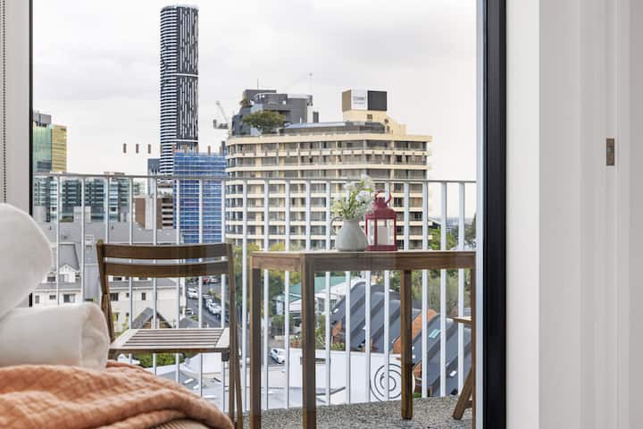 Stylish 2br Retreat Walk To Shop & Local Hotspots - Spring Hill