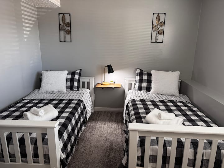 4 Bedroom 6 Bed House, Perfect For Large Groups! - 옐로나이프