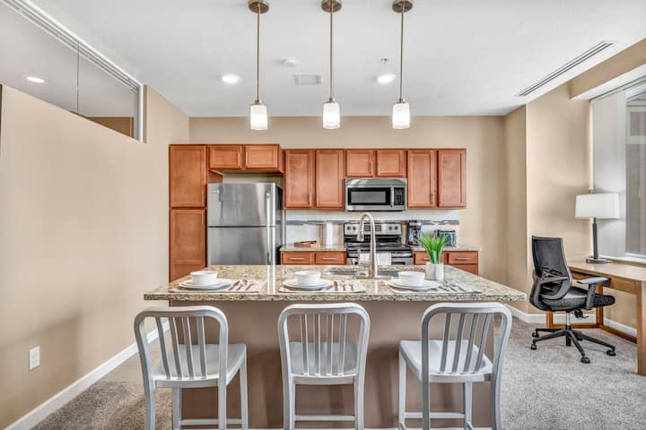 Luxury High-rise Condo In Amazing Location | Gym - Cleveland