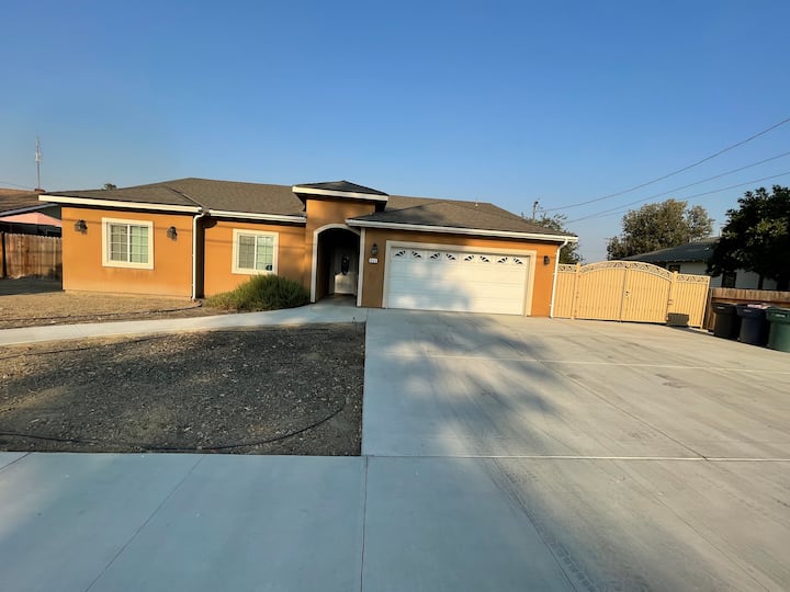 Modern 3-bed Home With Electric Car Charger - Tulare, CA