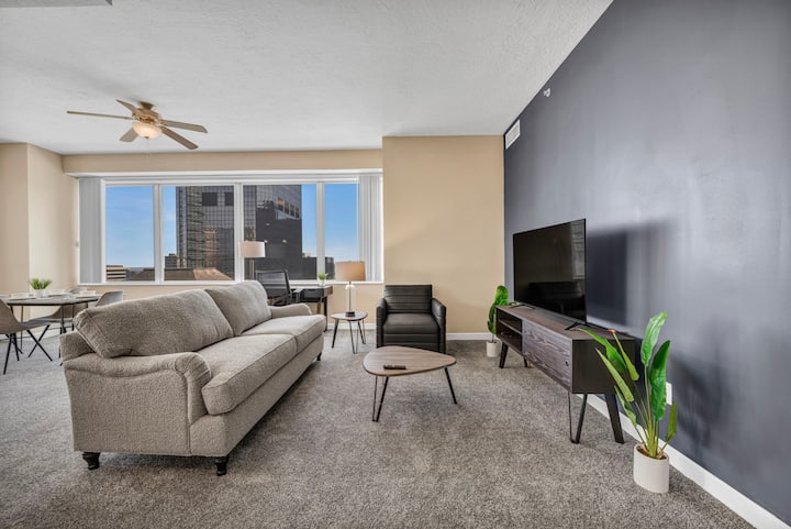 Lake View Skytower Suite: Downtown ~ King Bed - Cleveland, OH