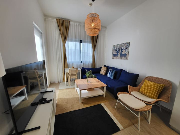 Bright 2br Apartment | 5-min Walk To Metro & Mall - Dubái