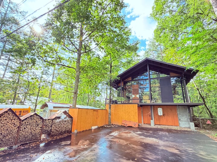 白馬の森に浮かぶスタジオスタイルの隠れ家|馬舎楓 Umaya Kaede - Hakuba