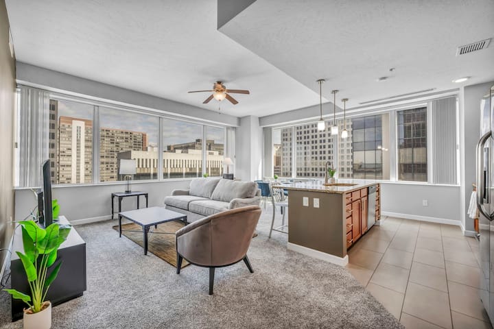 Luxury High-rise Condo W/ Views! Heart Of Downtown - Cleveland