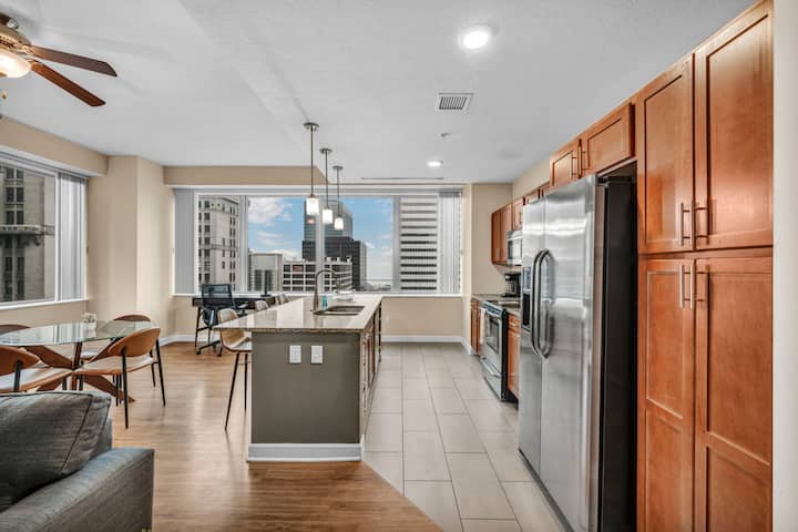 Luxury High-rise W/ City View | Paid Parking | Gym - Cleveland