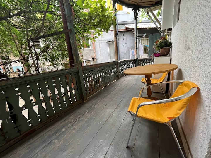 მყუდრო ბინა ცენტრში,  თბილისური ეზო ხის აივნით. - Tbilisi