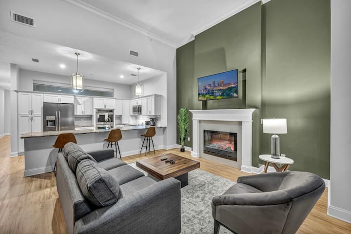 Downtown Luxury ~ King Bed ~ Free Parking ~ Wi-fi - Cleveland