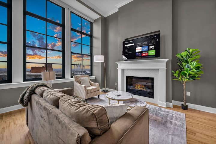 Lux Flat Overlooking Guardians Field! Free Parking - Cleveland