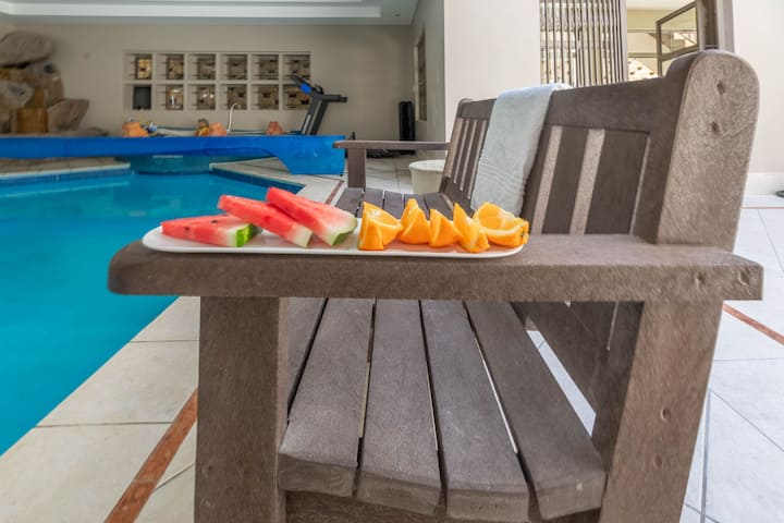 Twinpalace - Indoor Pool, Hot Tub, Views, Braai - Goodwood