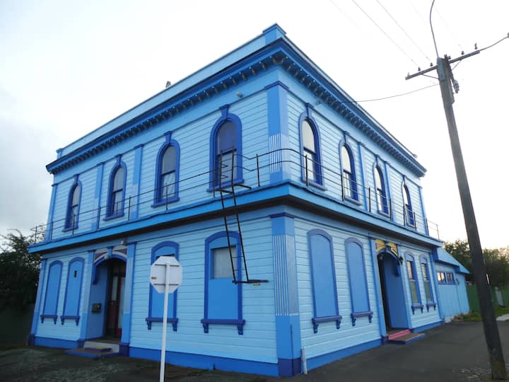 Blue Matriarch Mountain View: S/c 4 Bed Apartment. - Taranaki