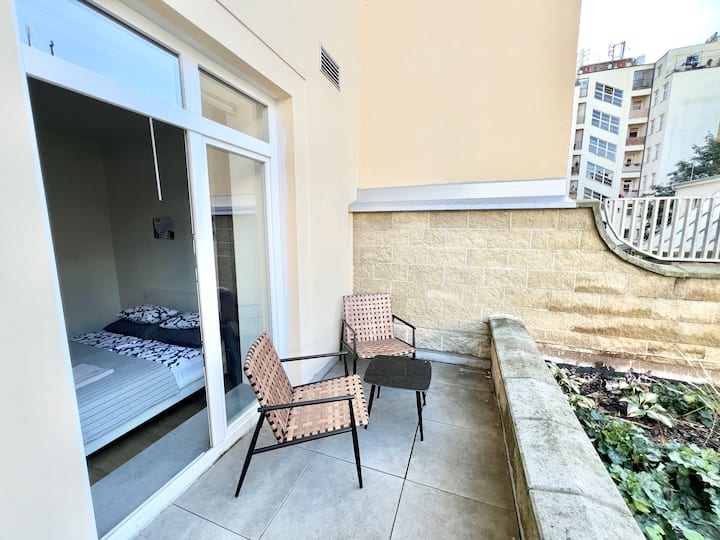 Karlin Apt With Balcony And Parking - Praga