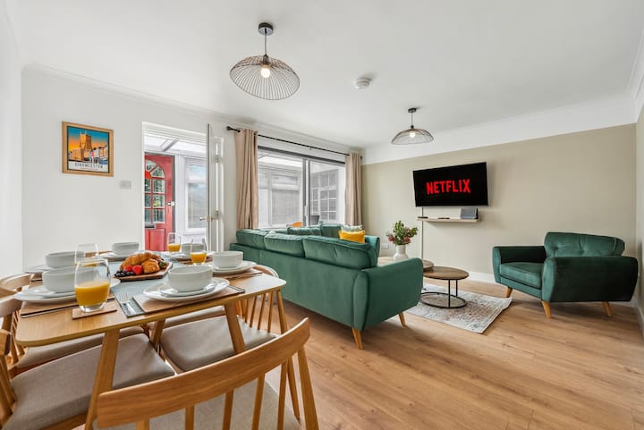 Cotswolds Vista | 5 Guest 2 Bathroom | Large Drive - Cirencester