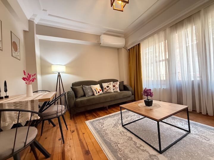 Spacious Apartment With Balcony In Galata - Istanbul