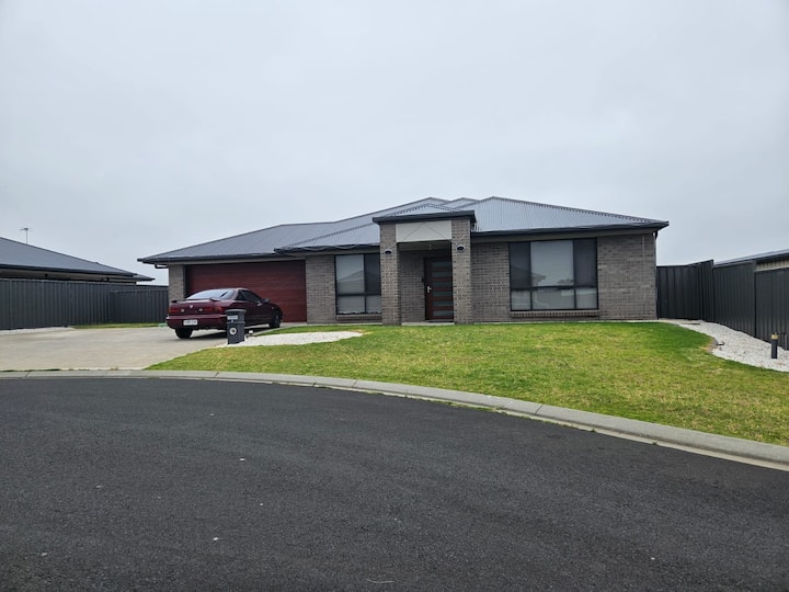Brand New, Modern And Spacious Home - Mount Gambier