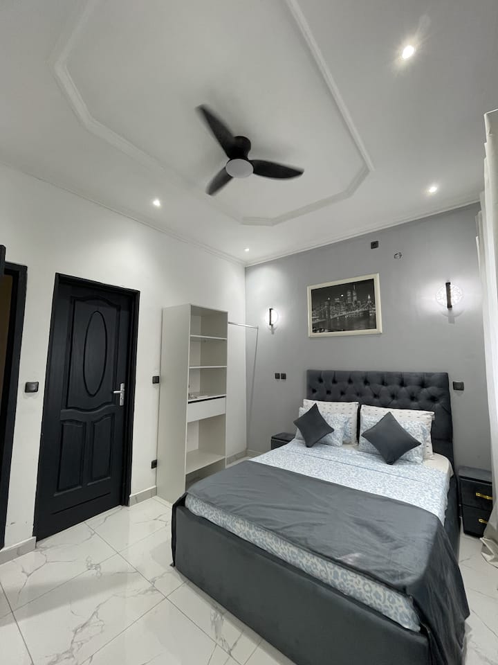 1 Chambre Avec Le Logement Entier à Bacongo - Brazzaville