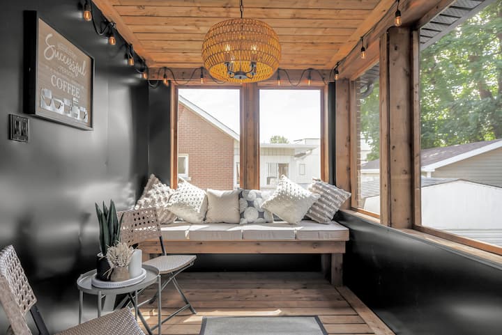 Downtown Mid Century-home W/4 Bedrooms, 2 Baths - Cornwall, ON, Canada