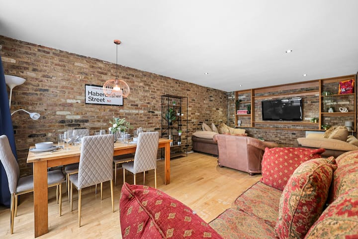 5 Bed/2 Bath Private House With Balcony - London - London