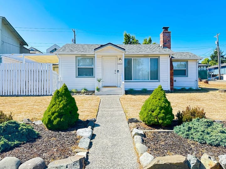 The Ruston Retreat (2b/1ba) - Gig Harbor, WA