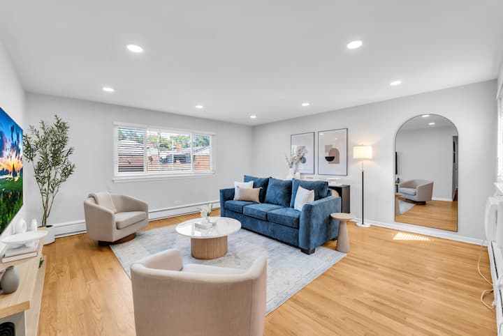 Bright & Modern Airbnb Near Loyola And The Lake - Evanston, IL