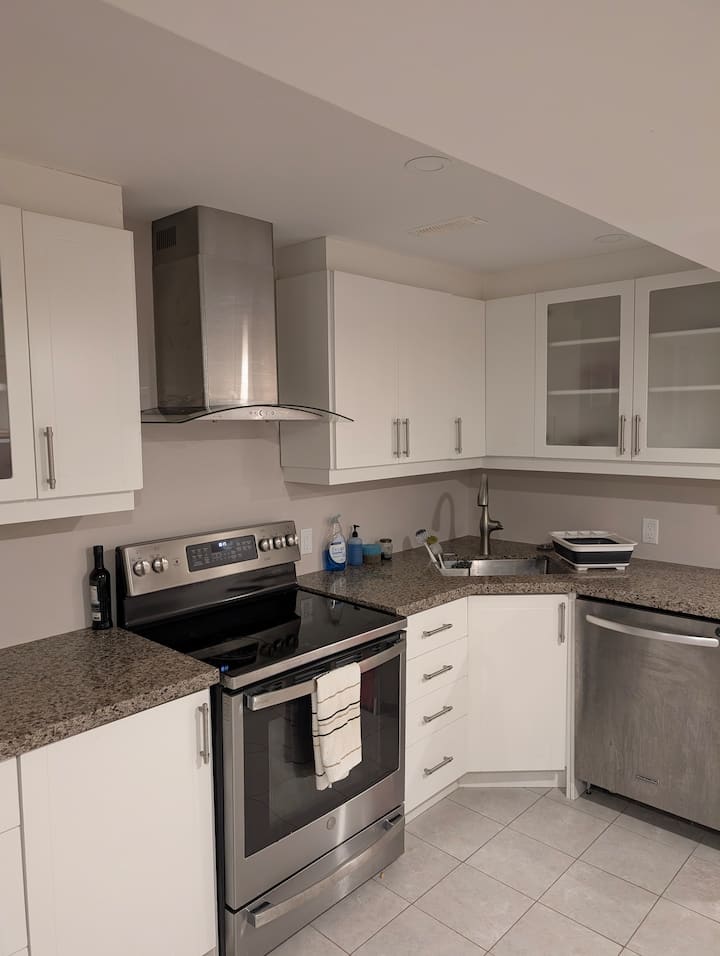 Cozy Family-friendly Private Basement Suite - Brampton