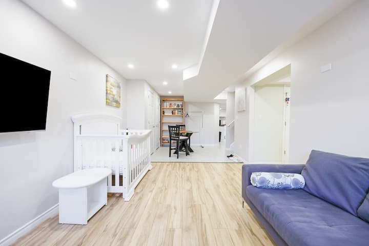 Cozy Family-friendly Private Basement Suite - Brampton