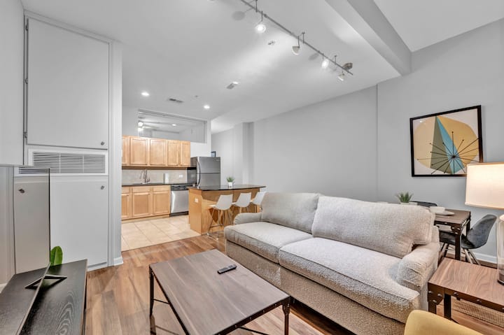 Central Downtown Flat Near Attractions And More! - Cleveland, OH