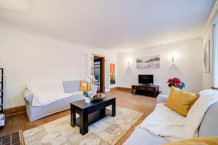 Entire 3-bdrm Home Mins To Yonge & Subway, Free P - Toronto