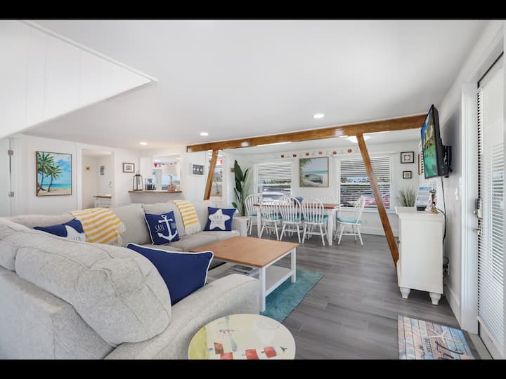 New! Seagrape Cottage-gulf Front!~heated Pool! - Anna Maria Island, FL