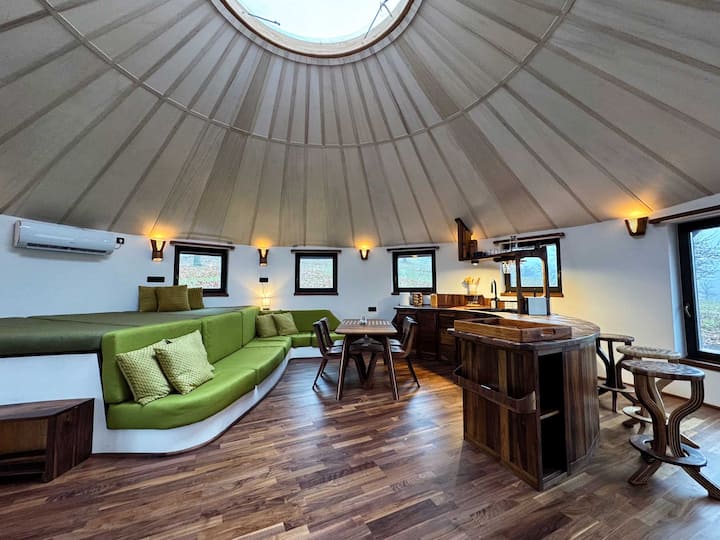 Jin-jang Jurta - Hollókő