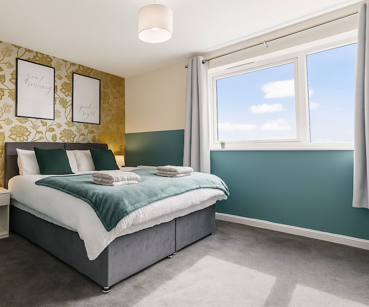 Contractors Pad!
4-bedrooms! 8 Beds! Free Parking! - Chepstow
