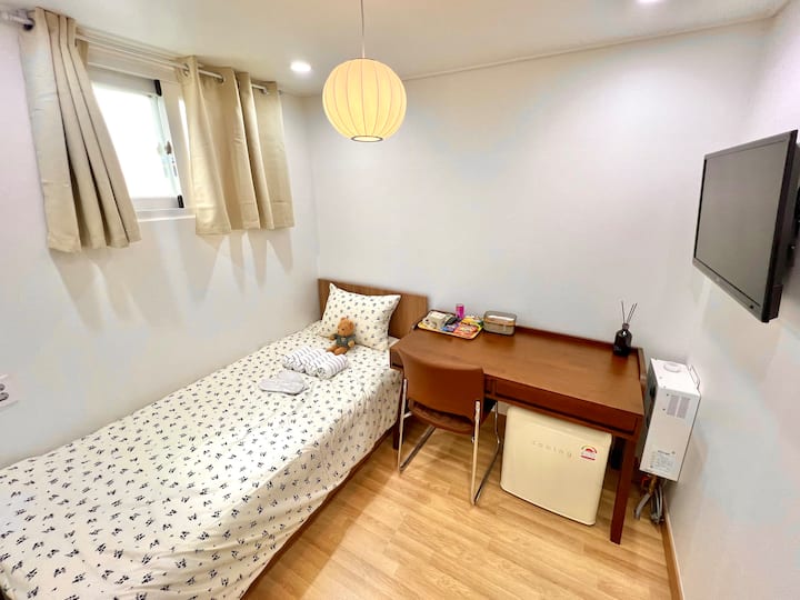 [단독 욕실 | 지하철 도보 6분] 맛집 카페 가득한 상권 속 깔끔하고 아늑한 숙소*202 - ソウル