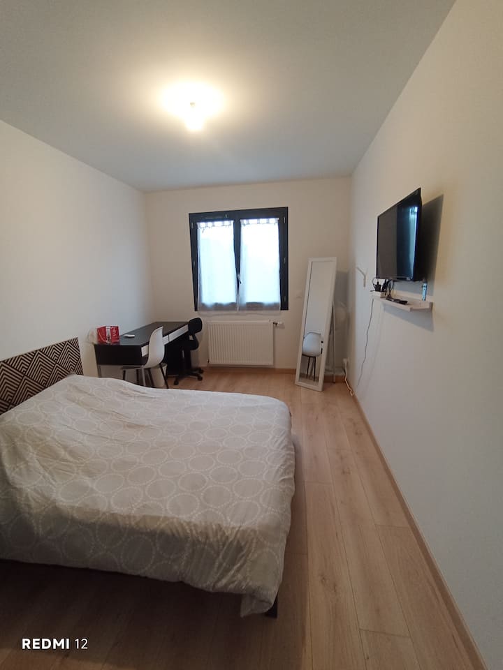 Chambre Moderne Dans Une Maison Neuve - Bourg-en-Bresse