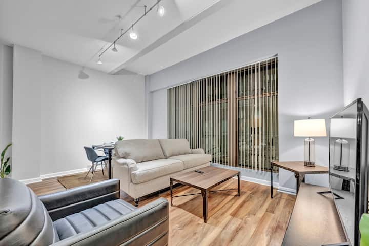 Comfy City Vibe • Theater District Gem - Cleveland, OH