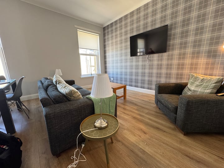 Central And Spacious 3 Bedroom Apartment - Gourock