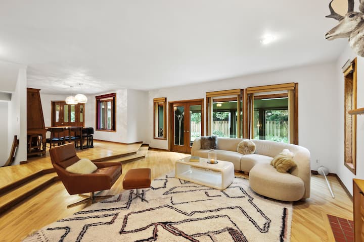 The Madison Manor: 70s Danish-scandi Oasis - Middleton, WI