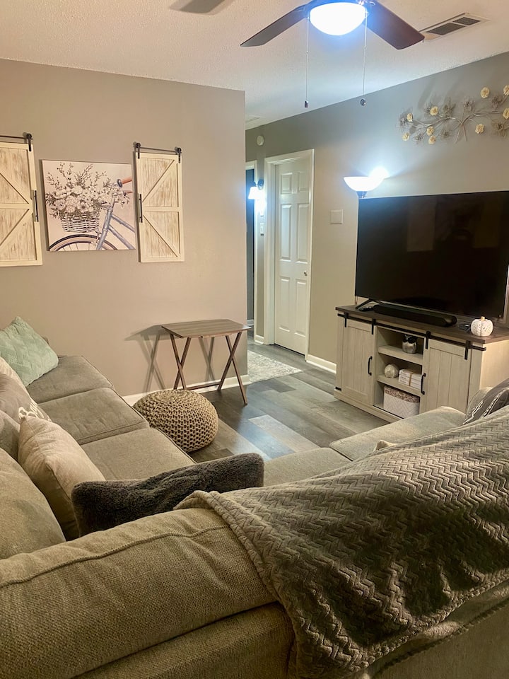Cozy, Comfortable Farmhouse-style Home - Little Rock, AR