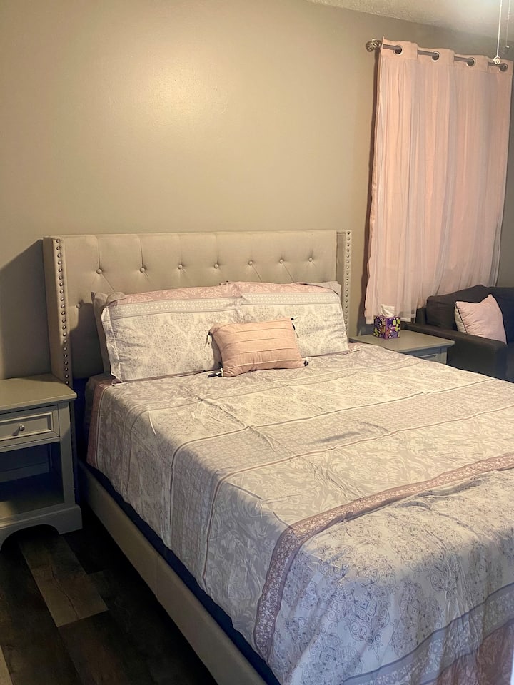 Cozy, Comfortable Farmhouse-style Home - Little Rock, AR