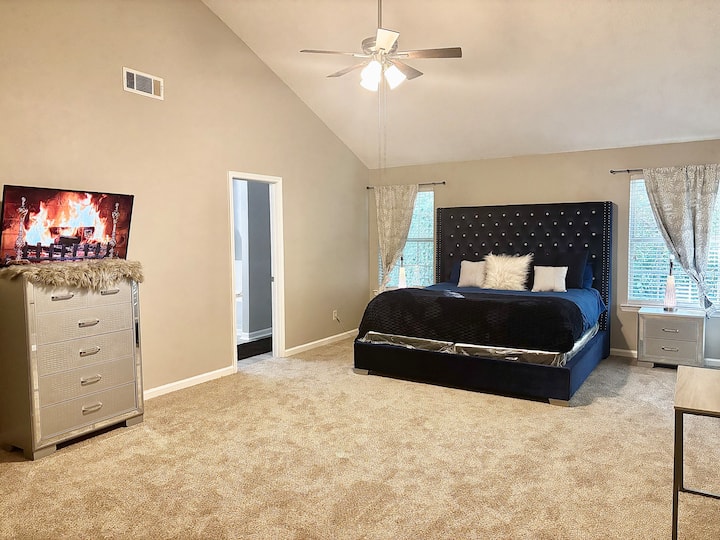 King Suite | Private Bath | Game Room | Hot Tub - Fairburn, GA