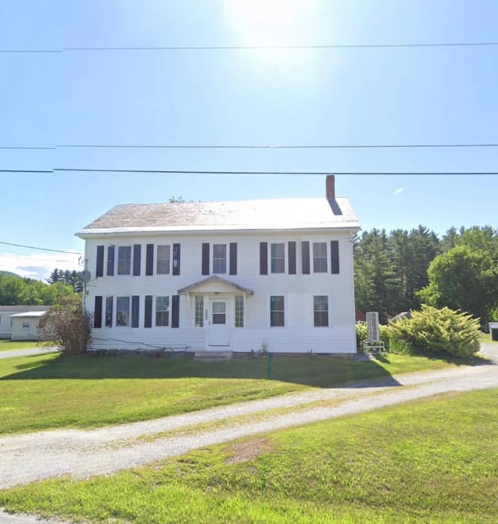 Charming Farmhouse Retreat With Mountain View - Rutland, VT