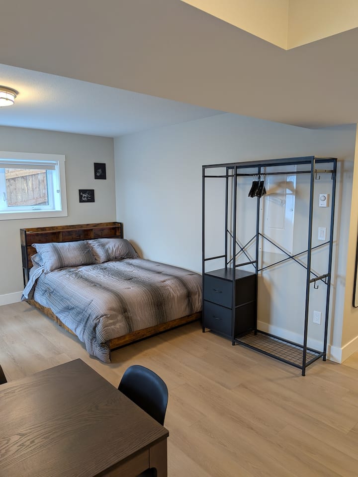 Walk Out Basement Suite With Private Patio. - Cranbrook