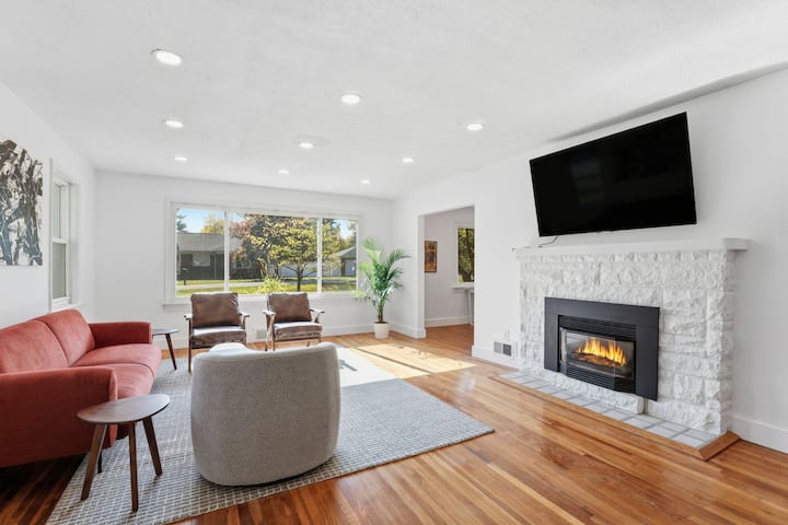 Centrally-located | Modern Vibes | King Beds - Indianapolis, IN