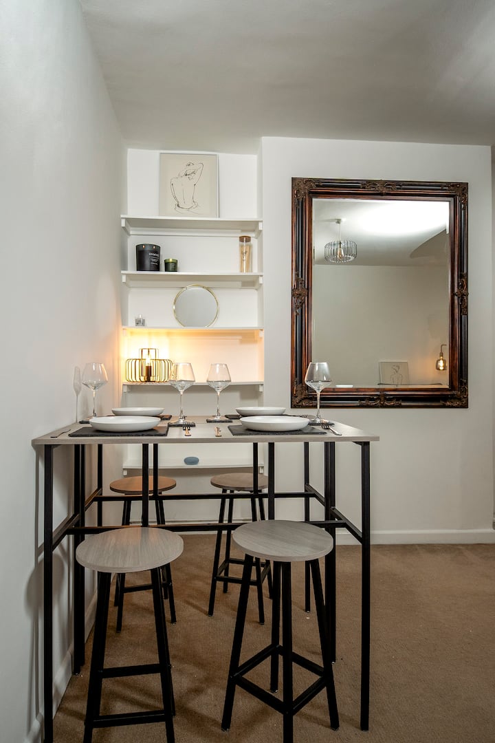 Modern Hoxton Home | Kitchen, Living, Bedroom - Londres