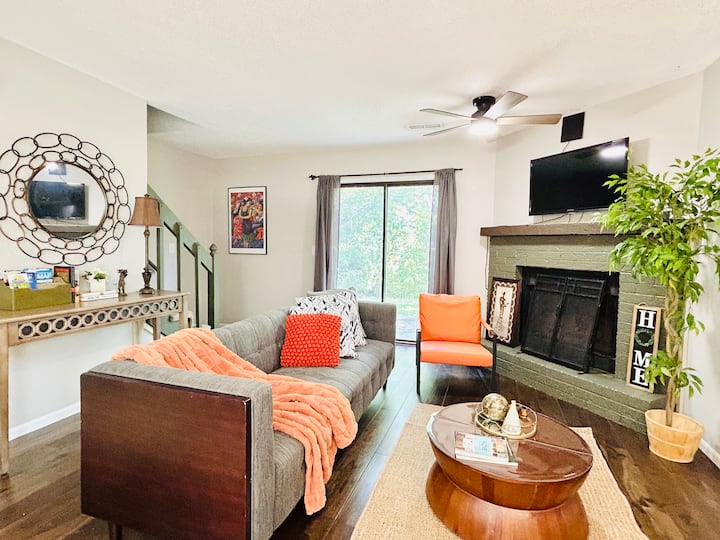 Stylish Townhome.3bedrooms,1kingbed/4queen/1sofa - Independence, MO