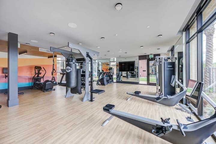 Stylish South Coast Getaway- Prime Location - Santa Ana, CA