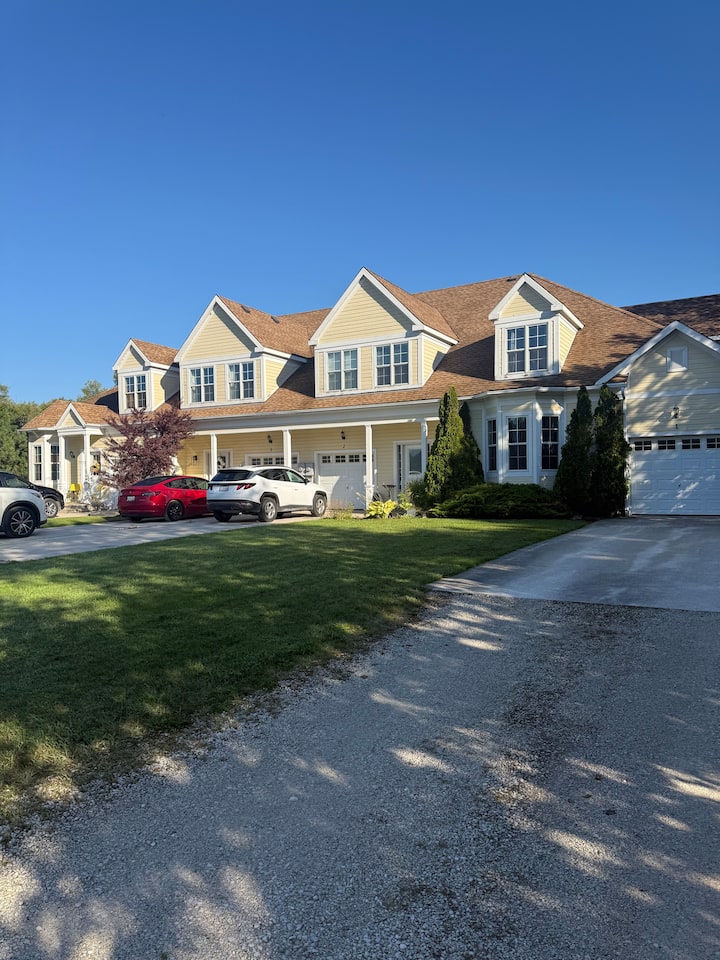 Cape Cod Waterfront Townhouse With Stunning Views - Owen Sound