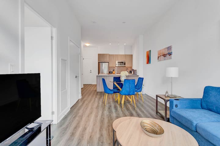 Chic Mississauga Condo W/den | Heart Of Square One - Mississauga