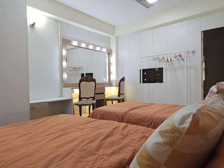 Spacious Art Studio & Cozy Stay With Breakfast - New Delhi