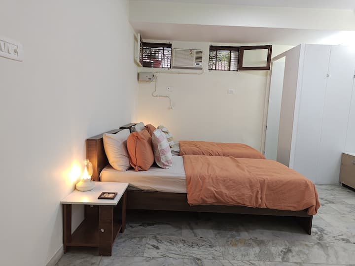 Bunker One · Cozy Studio With Fast Wifi & Parking - New Delhi