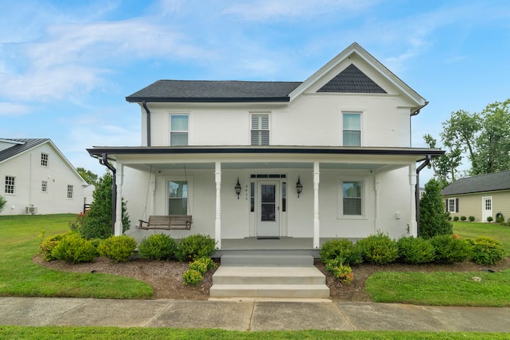 Grape & Vine Cottage · Luxury Main Street Retreat - Marshall, VA
