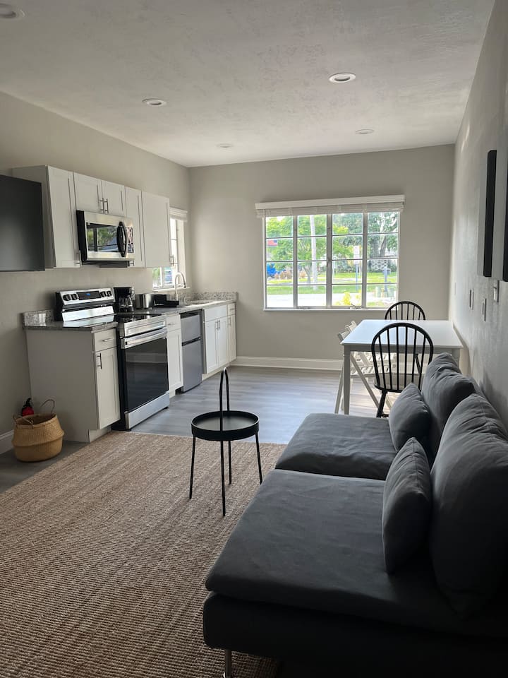 Bright Downtown Npr Stay Near River & Dining. - New Port Richey, FL